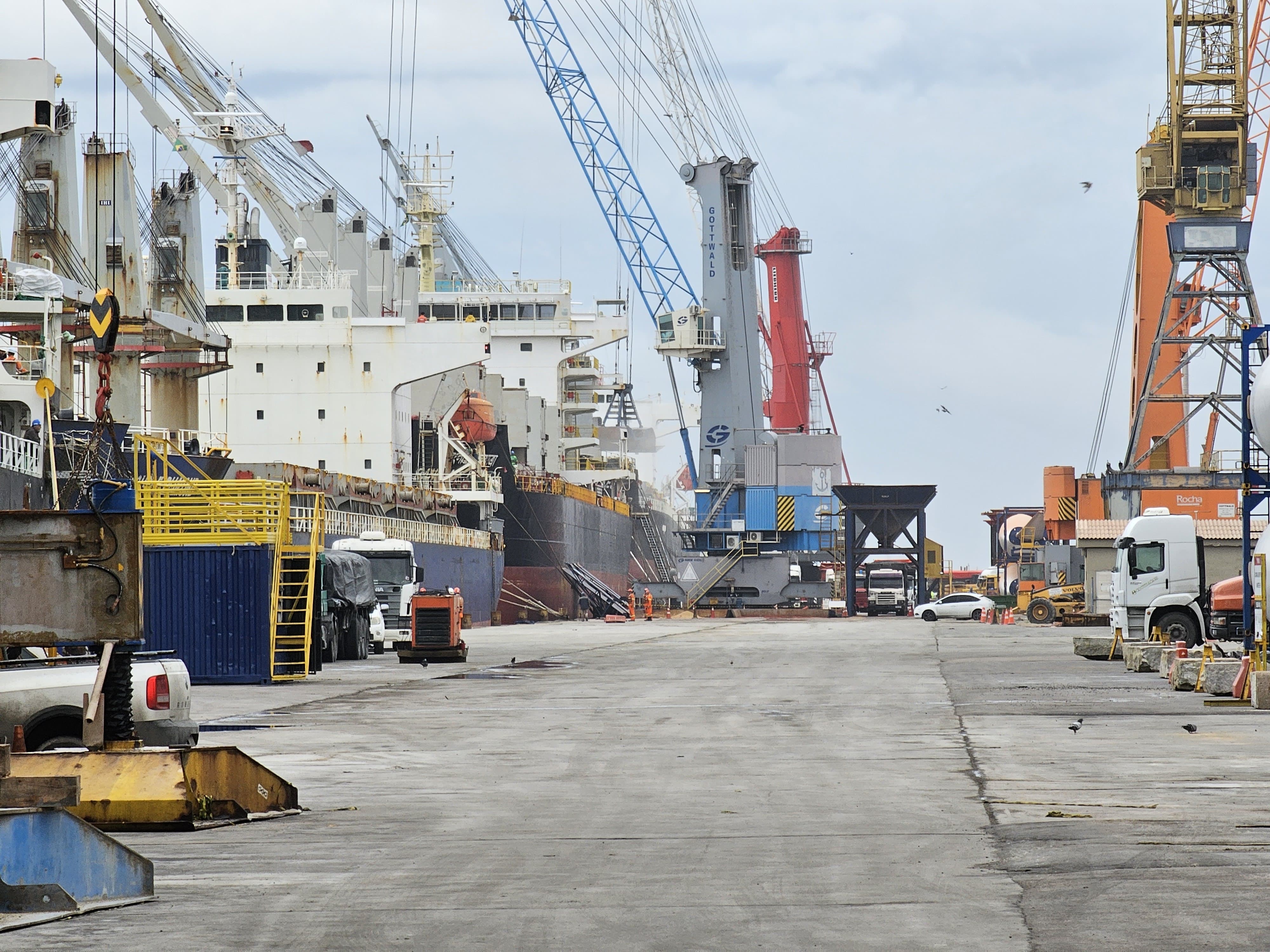 Porto de Rio Grande, no RS, segue funcionando, enquanto Porto Alegre e ...